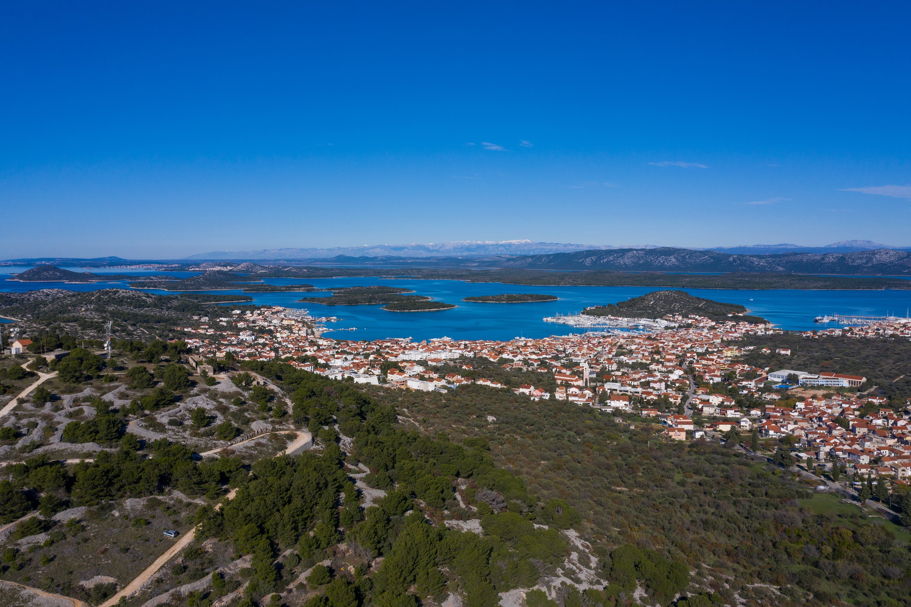 Visit Murter-Kornati | Brdo Raduč- Od tajni vojnog kompleksa do zapanjujućeg vidikovca